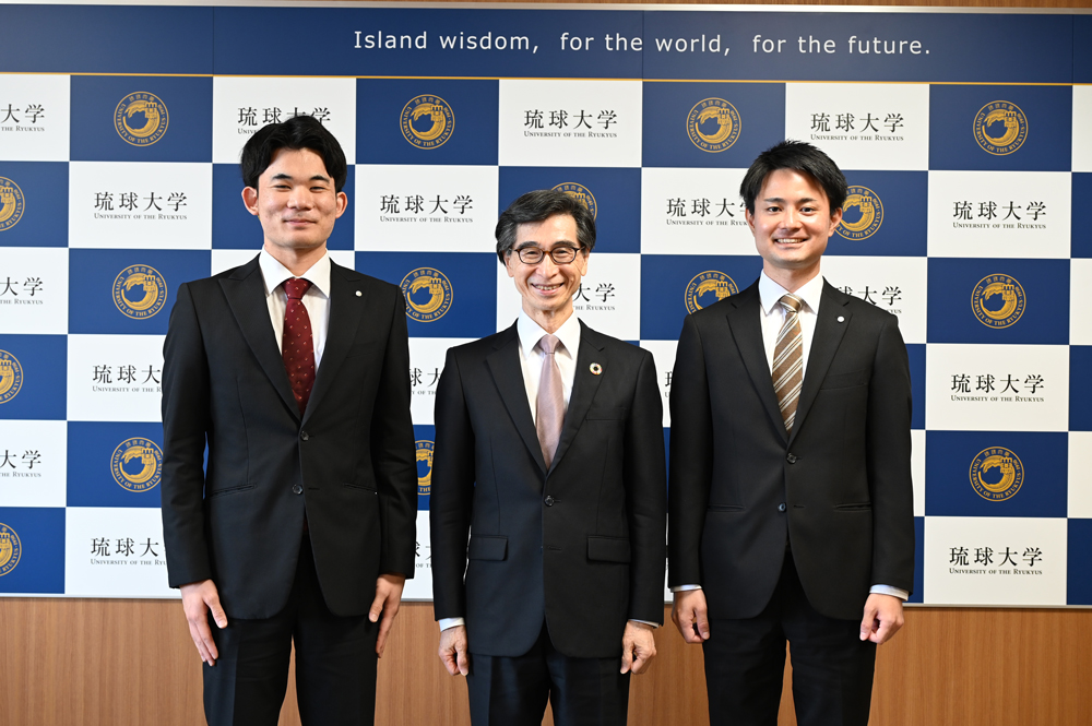 運航乗務員訓練生として日本トランスオーシャン航空（JTA）に入社した本学卒業生2名が本学を表敬訪問しました | 琉球大学