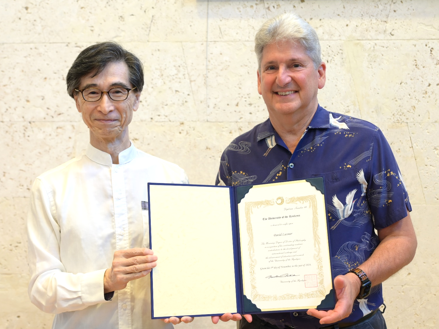 ハワイ大学システム総長David Lassner氏へ琉球大学名誉博士称号を授与 | 琉球大学